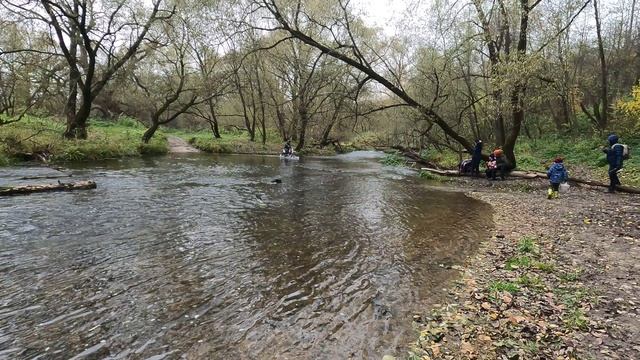 Мотоциклиста занесло на скользкой дороге  и он упал в грязь