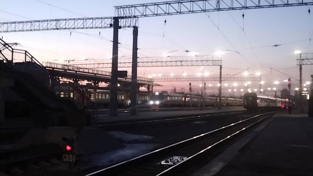 ЭП2ДМ-0266 сообщением Новосибирск-Главный-Жеребцово подаётся под посадку