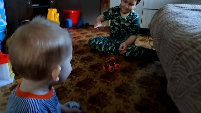 Мирончик и Лёва играют новыми машинками.