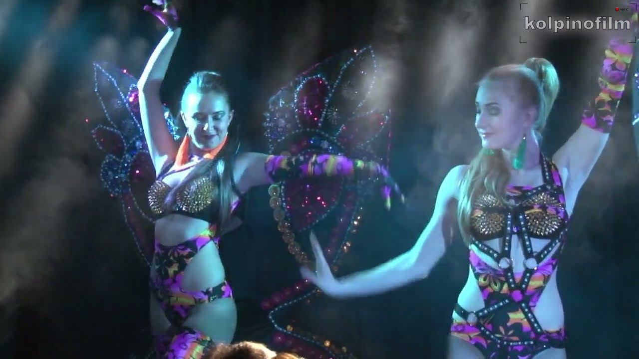 шоу-балет девушки танцуют