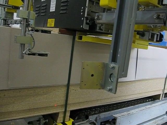 Упаковка пиломатериала MDF на машине OMS RG08