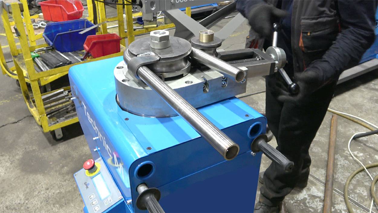Бездорновая гибка обкаткой труб из нержавейки на трубогибе TECHNIC M производства БМК