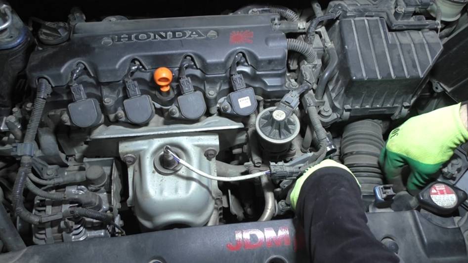 Замена термостата двигателя и датчика давления масла на Honda Civic 1,8 Хонда Цивик 2008