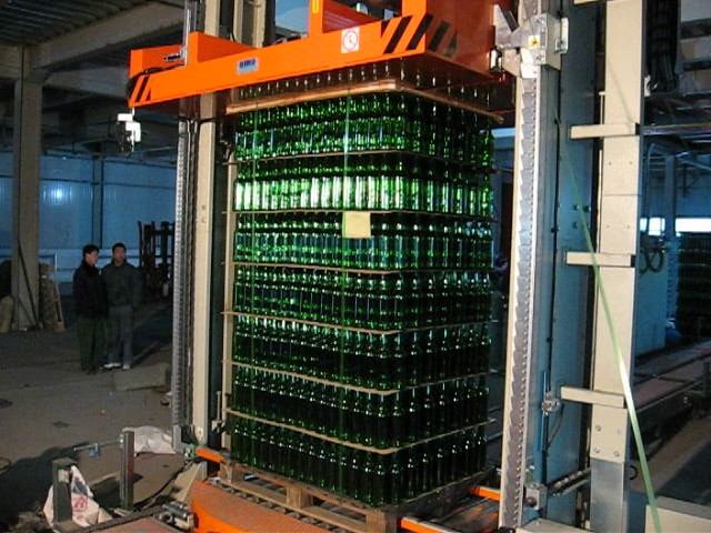 Упаковка стекла бутылки на паллете на оборудовании OMS машина RG 078