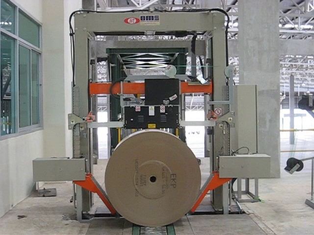 Обвязка РЕТ лентой рулонов бумаги на машине ОМС 08RG S