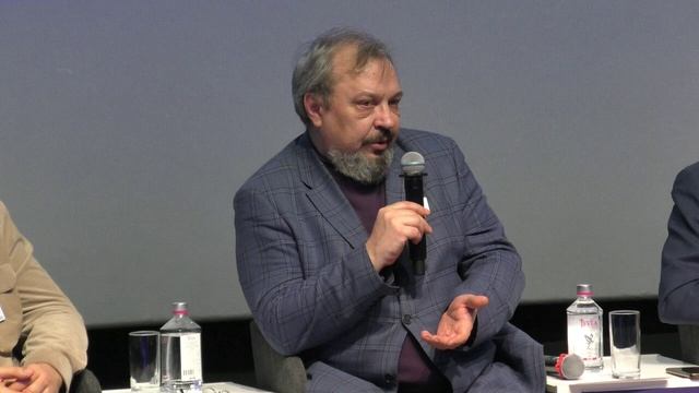 Наших чиновников нужно пинать 365 дней в году.