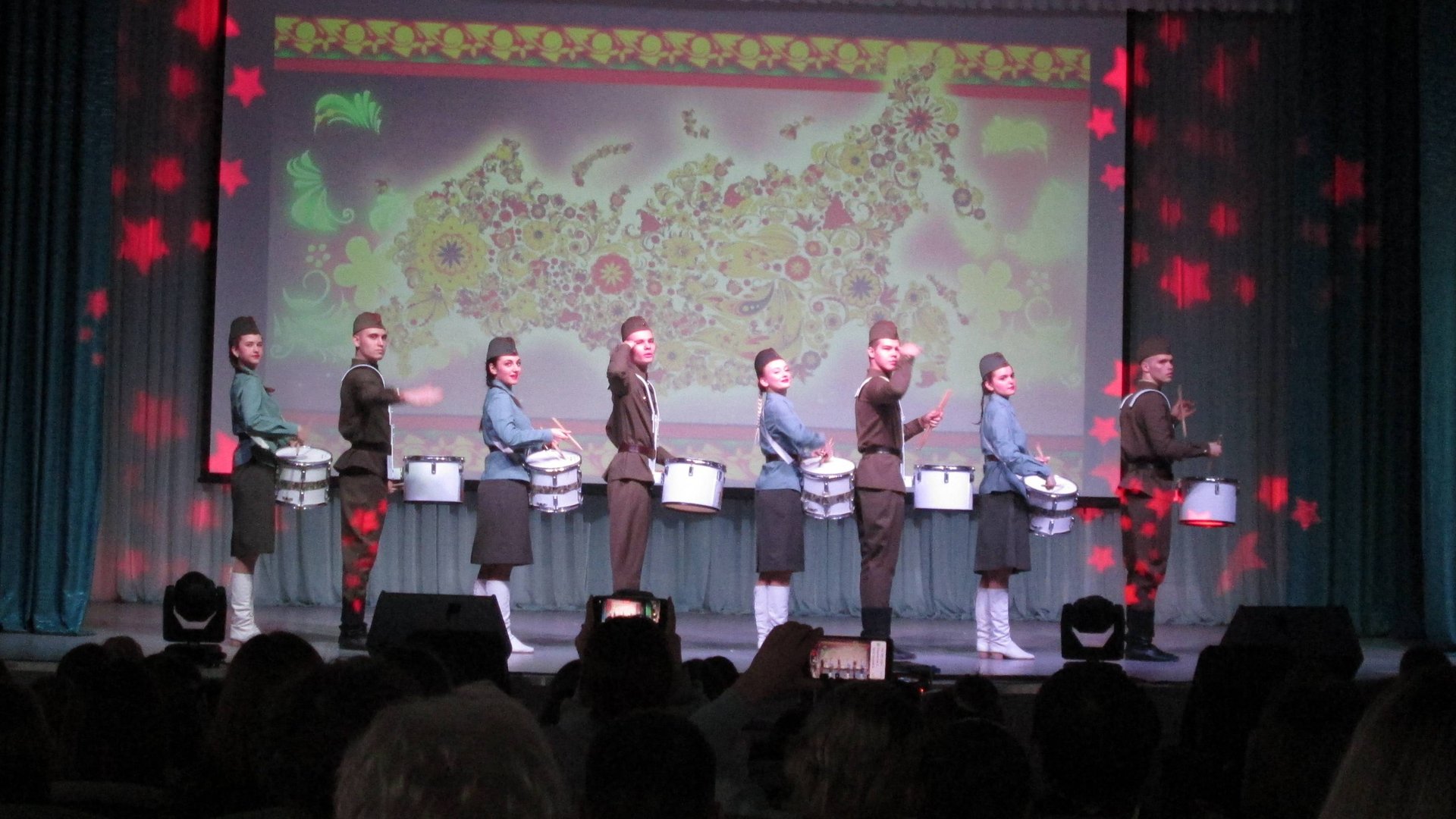Выступление барабанщиков под песню "Катюша"