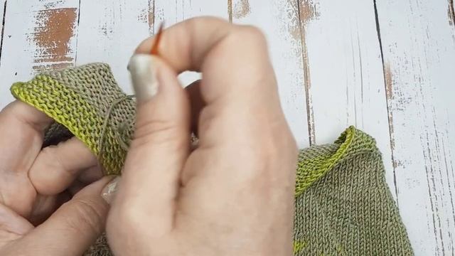 прячем кончик нити после обвязки горловины.