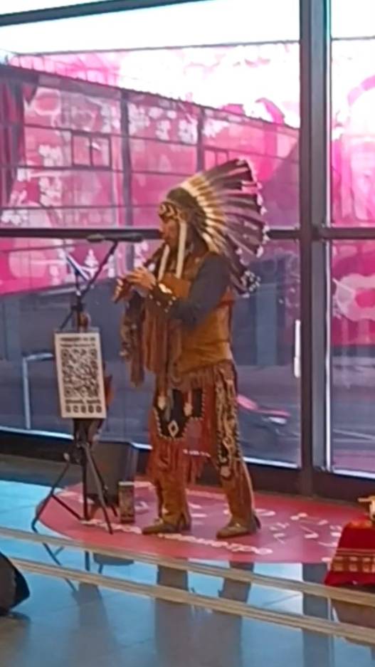 Индеец ваяет на флейтах "Полет кондора"!...