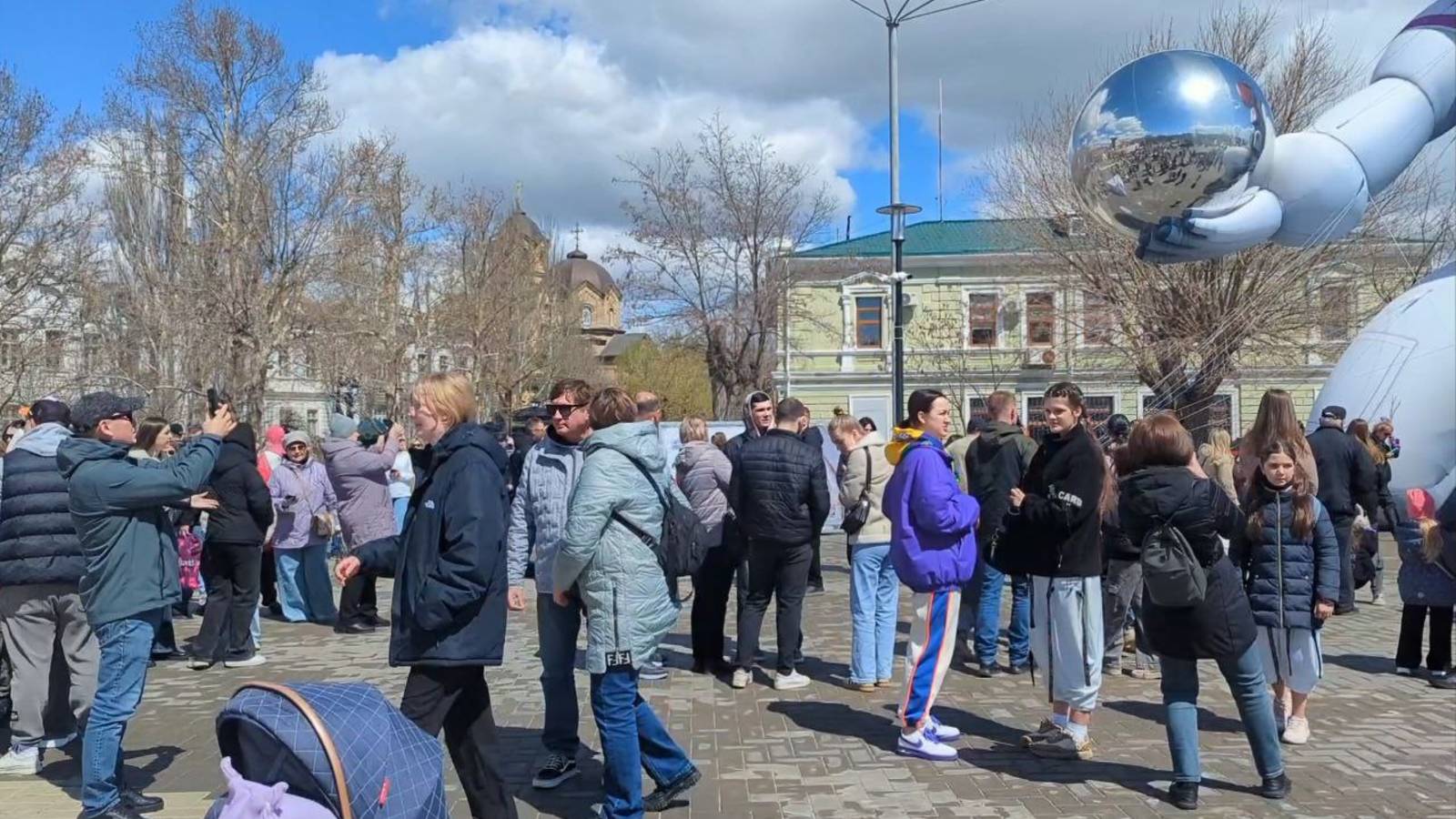 Евпатория 2025. Потеплело и люди вышли на прогулку по набережной Терешковой и площади Фестивальной.