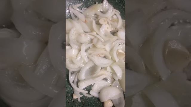 Куриное филе, тушенное с лесными грибами и сметано-горчичным соусом. Рецепт в описании.