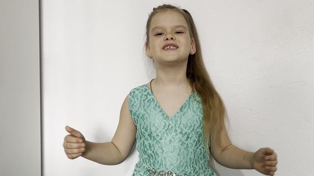 Милослава Суслова рассказывает стихотворение Александра Игнатова "Уже расцвел у дома сад"