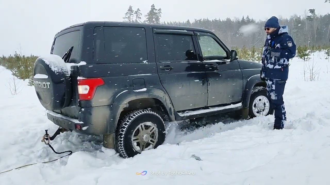 УАЗ в заснеженном поле