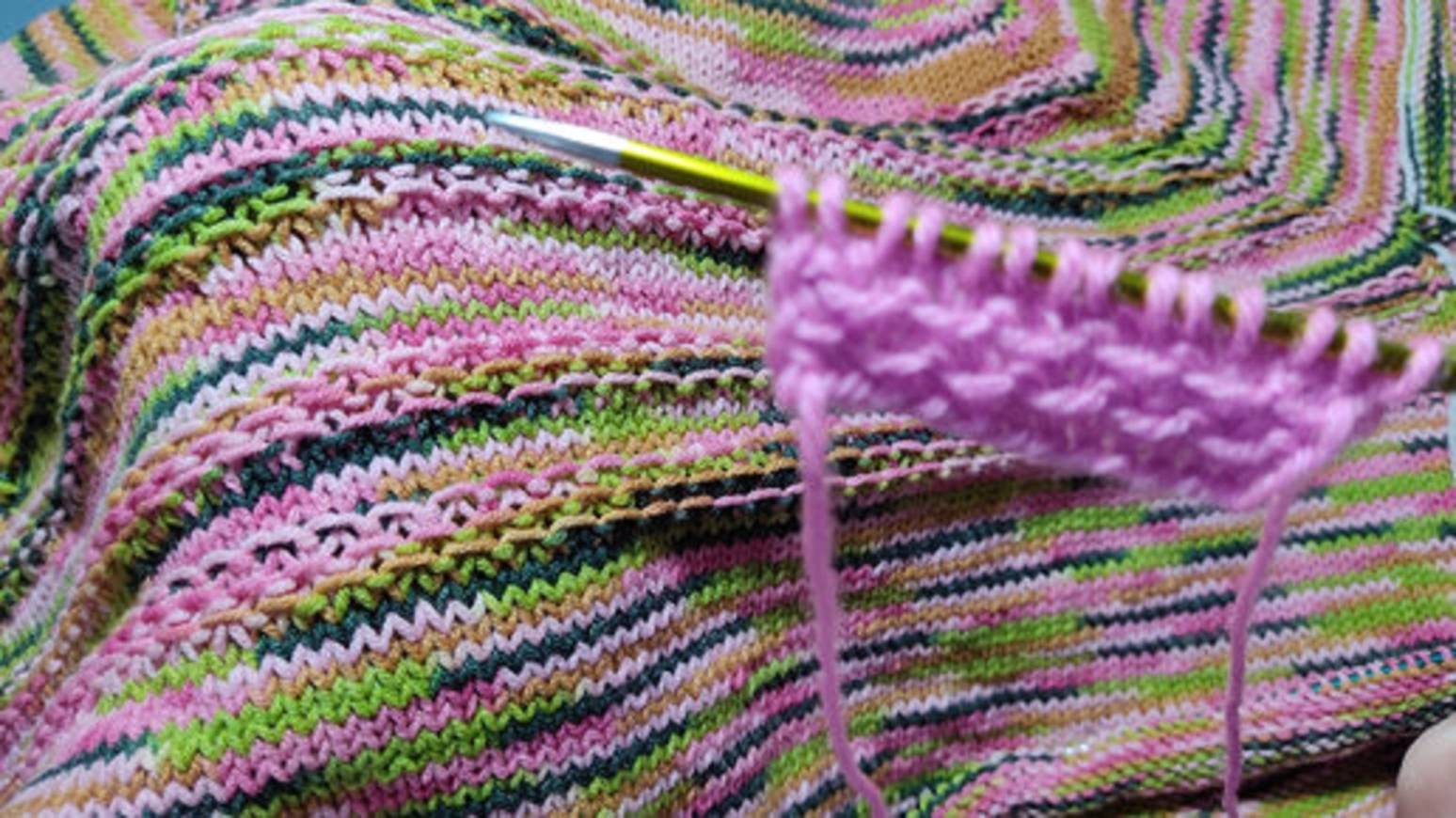 Этим узором оформляю все свои вязанные изделия. Мастер класс узора спицами.