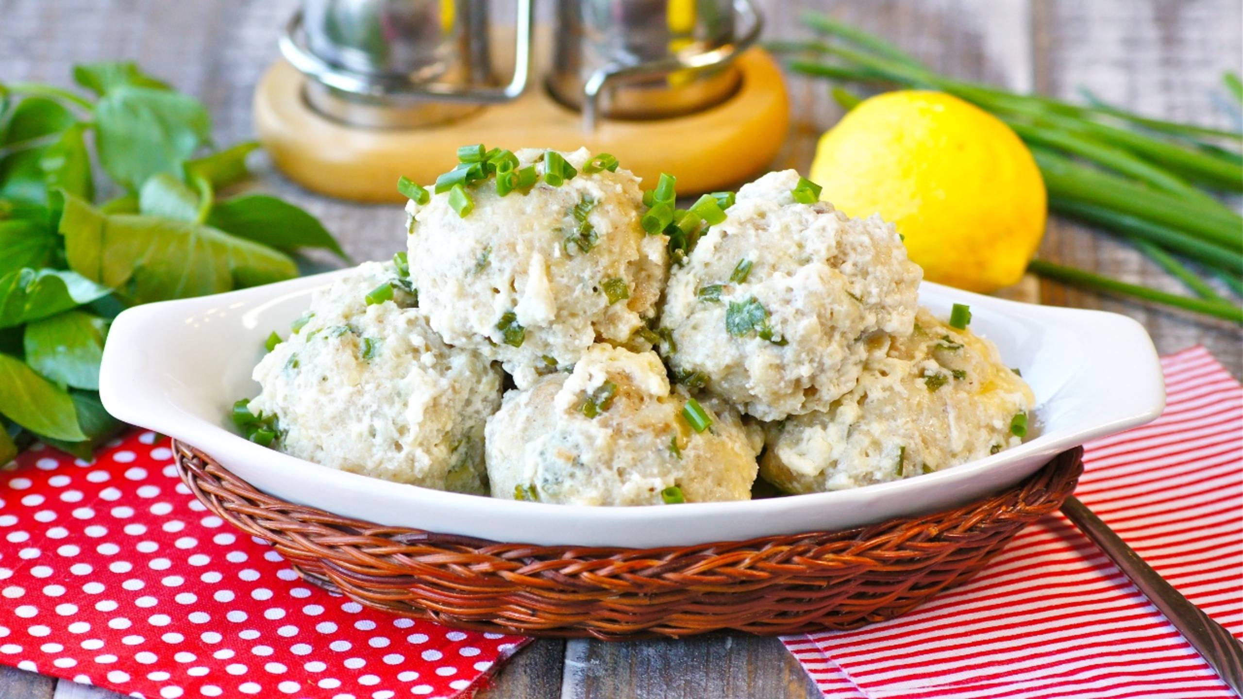 Рыбные тефтели из минтая на сковороде - готовим в молочном соусе!