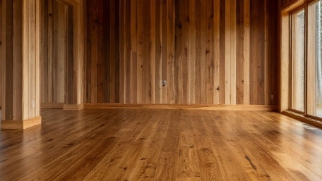 Полы из сырых досок листвянки.