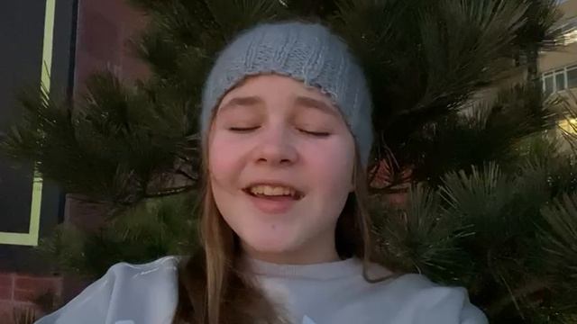 Ксения Литвинова рассказывает стихотворение Сергея Есенина «Весенний вечер».