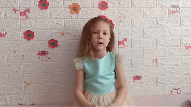 София Папсуева пассказываетстихотврение Самуила Маршака "Весна приходит постепенно".