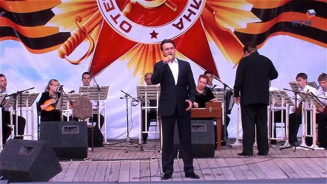 Поклонимся великим тем годам