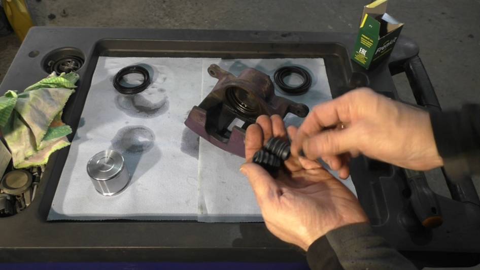 Побежал передний левый суппорт на Honda Civic 1,8 Хонда Цивик 2008