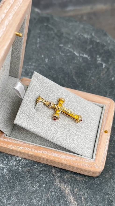 Золотой крест каплевидной формы желтого цвета с бриллиантами и рубинами. Малый 36х20 мм