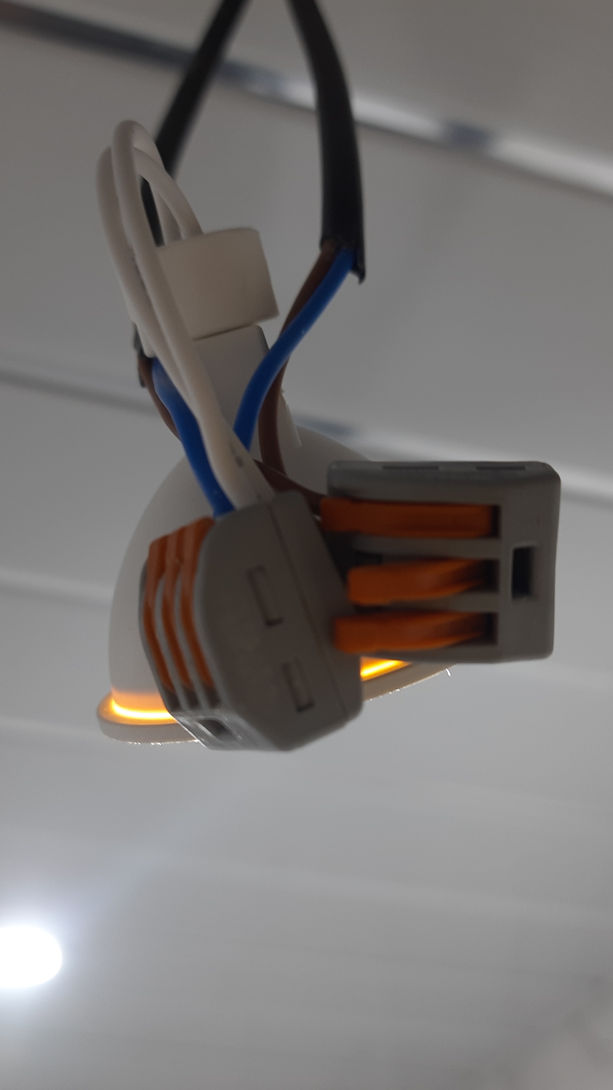 Установка точечного освещения в потолок