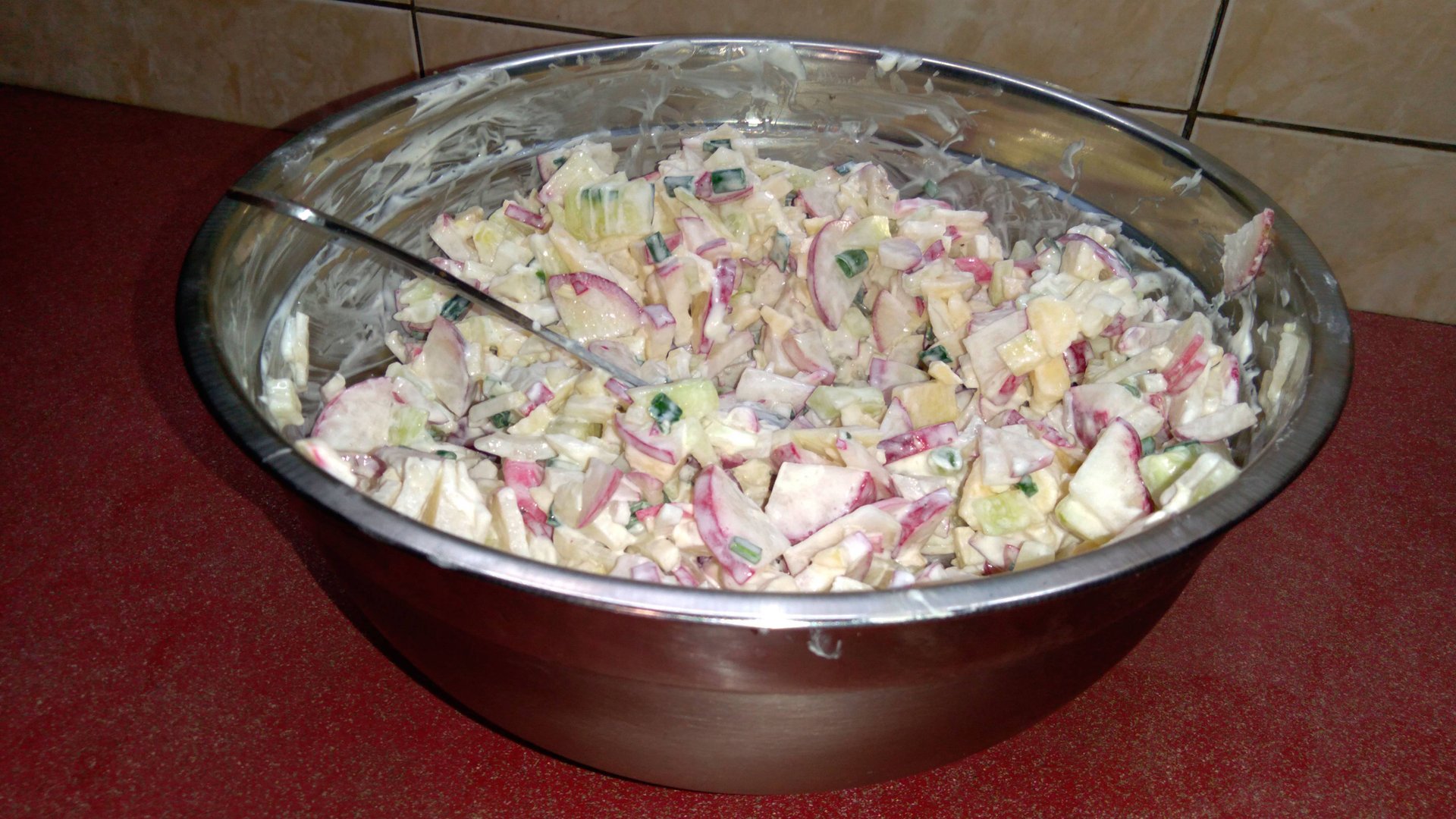 Салат из редиски и яблок со сметаной