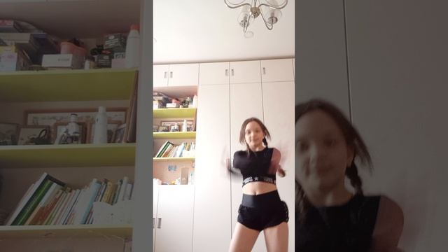 танцы под песню  Феррари!