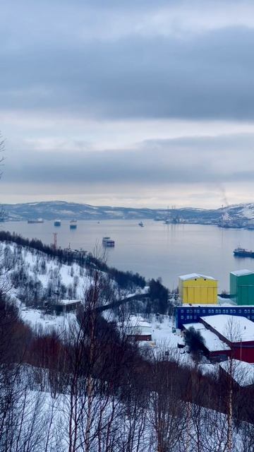 Вид на Мурманск с другой стороны Кольского залива