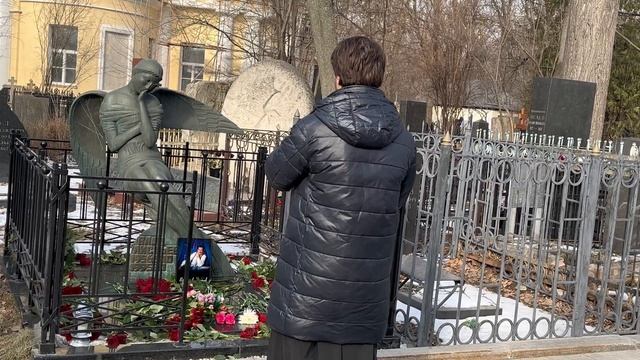 УБИТАЯ ГОРЕМ ЖЕНА ВЛАДА ЛИСТЬЕВА И ДРУЗЬЯ ПРИШЛИ НА МОГИЛУ ЖУРНАЛИСТА | ВАГАНЬКОВСКОЕ 1 марта 2025