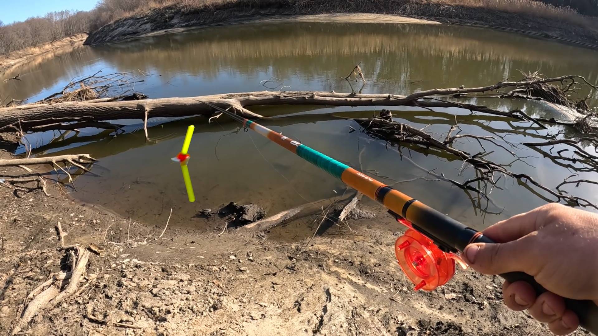 ЭТОТ КОРЯЖНИК ЗАБИТ РЫБОЙ. КЛЁВ ТОЛЬКО КИДАЙ. Рыбалка на поплавок и донку в 2025 без рекл