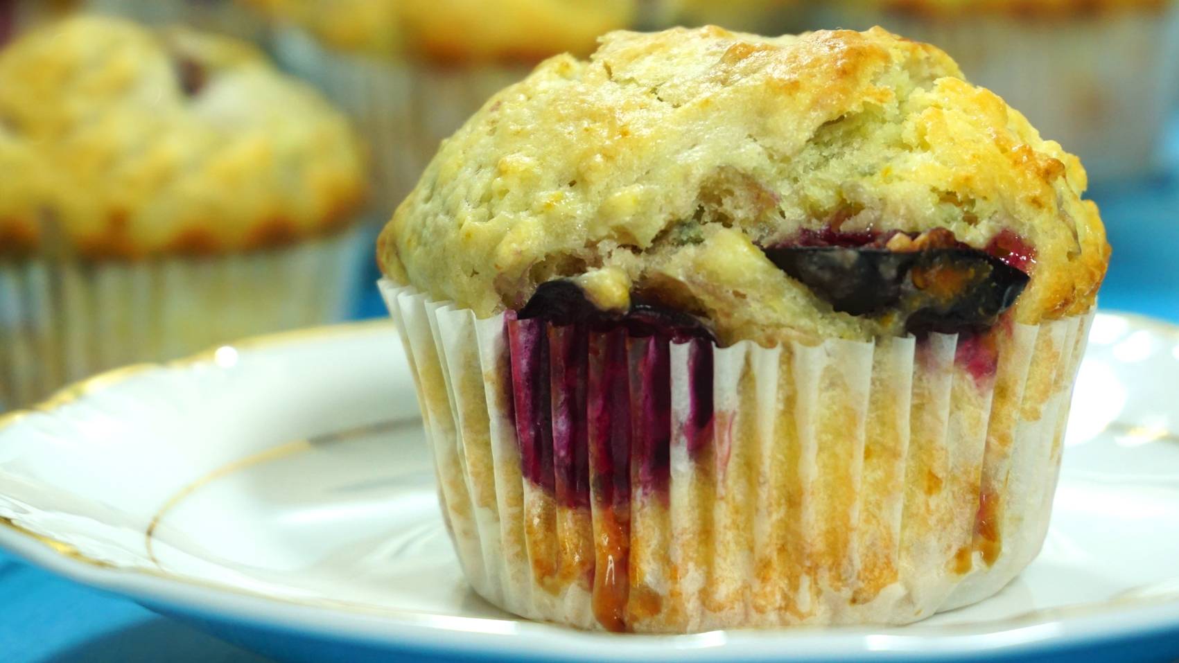 Рецепт кексов с вишней.  Очень простой  и вкусный рецепт. Вкусно и просто!