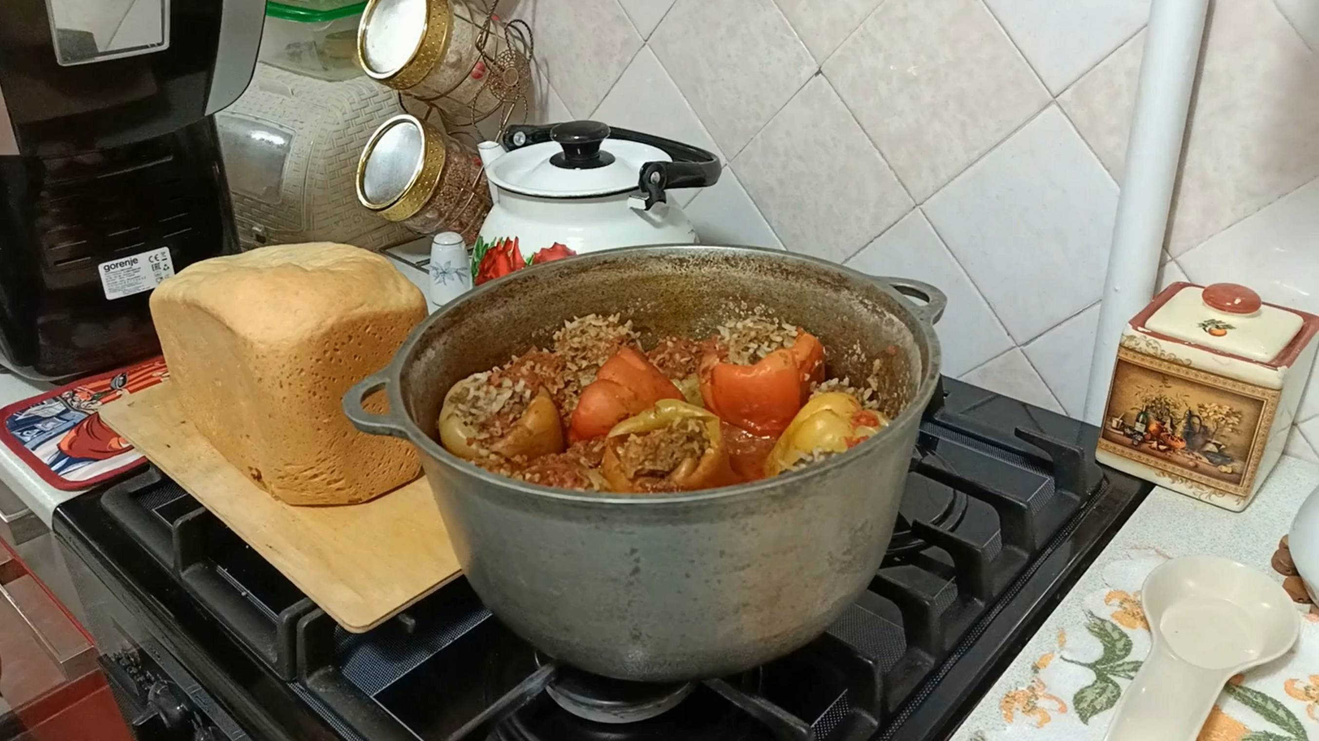 Хлеб. Перец фаршированный двумя сортами мяса с рисом.