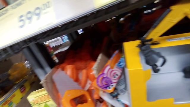 Снова пришёл в магазин чижик посмотреть новинки. Показал очень интересные и новые товары.