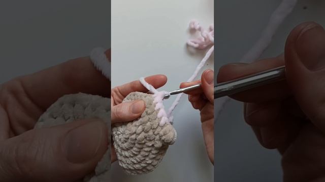 Видео 2. Хвостик, присоединение лапки и вязание за заднюю стенку