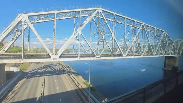 Красноярск: отправление пассажирского поезда РЖД №058 в Иркутск | Вид на реку Енисей с ЖД-моста