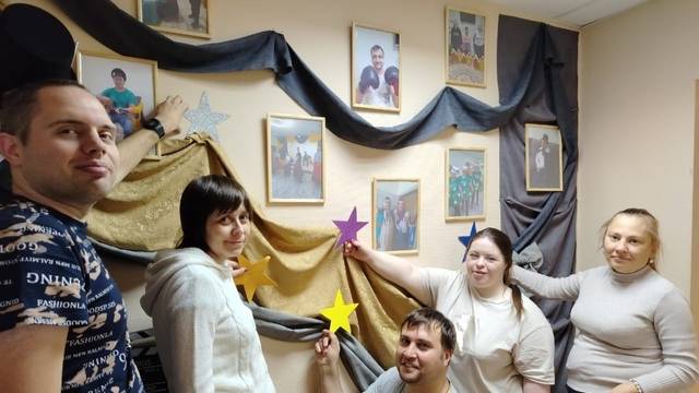 За кулисами