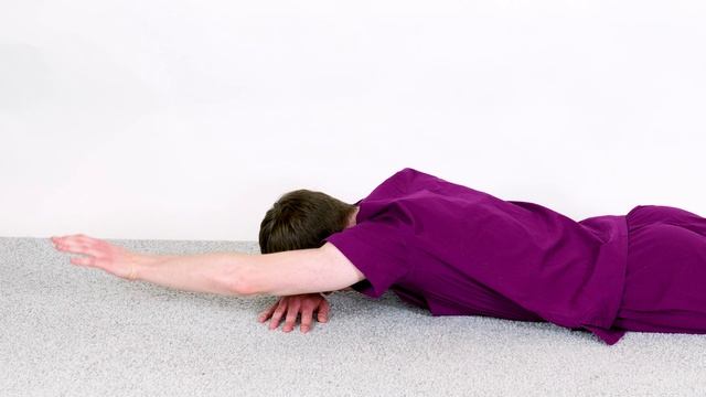 №12 Упражнение "корсет позвоночника". И.П. лежа на животе. Подъем выпрямленной руки.