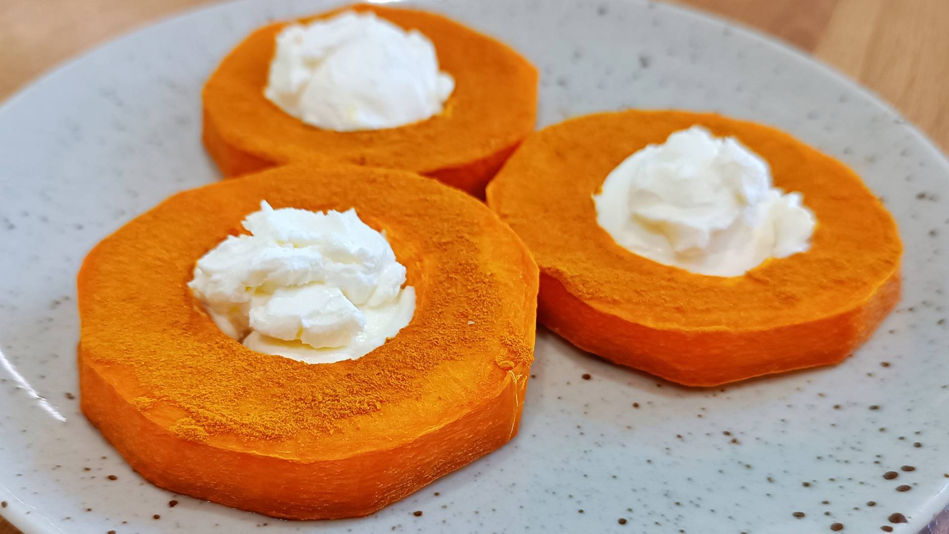 ЗАПЕЧЕННАЯ ТЫКВА с куркумой, подается с творожным сыром