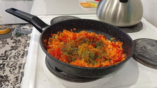 Тушёная капуста из залежавшихся ингредиентов в холодильнике