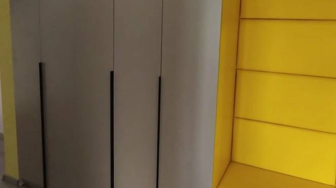 Обзор прихожей в новостройке -yellow hallway