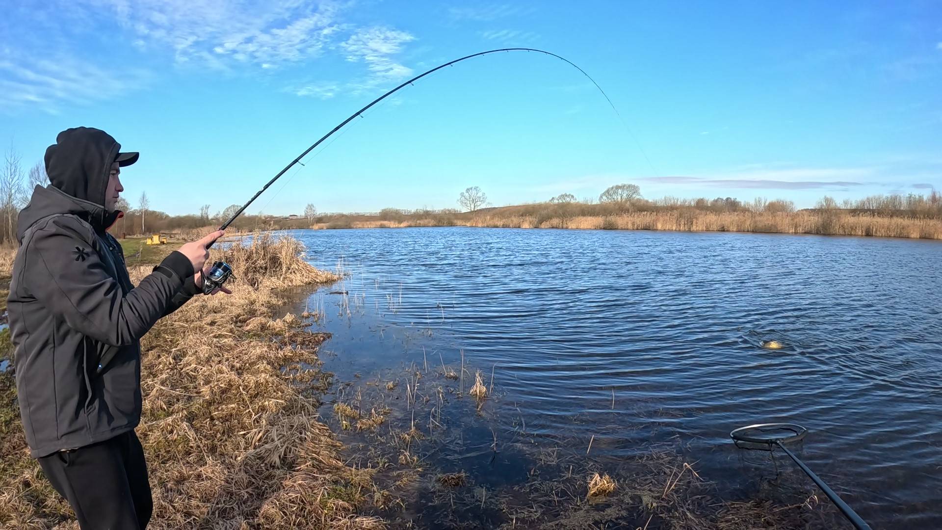 КАРПЫ весной ЗАГИБАЮТ ФИДЕР И РВУТ ЛЕСКУ Рыбалка на фидер Ловля карпа