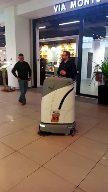 Презентация автономного робота-уборщика ASTOR R1 Fenomen в ТЦ «Рига Молл»