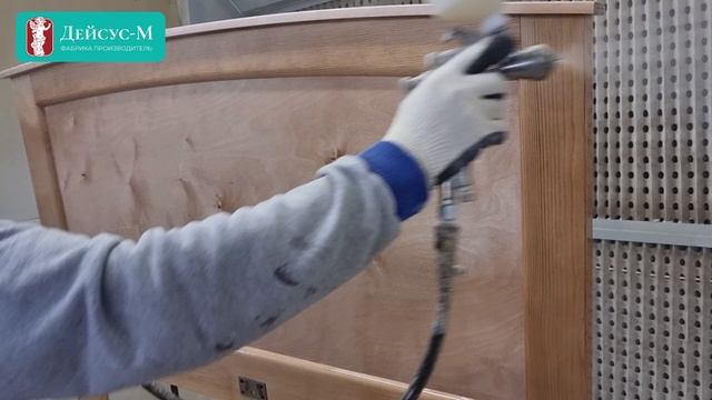 Нанесение лака на кровать "Аргуна-М"