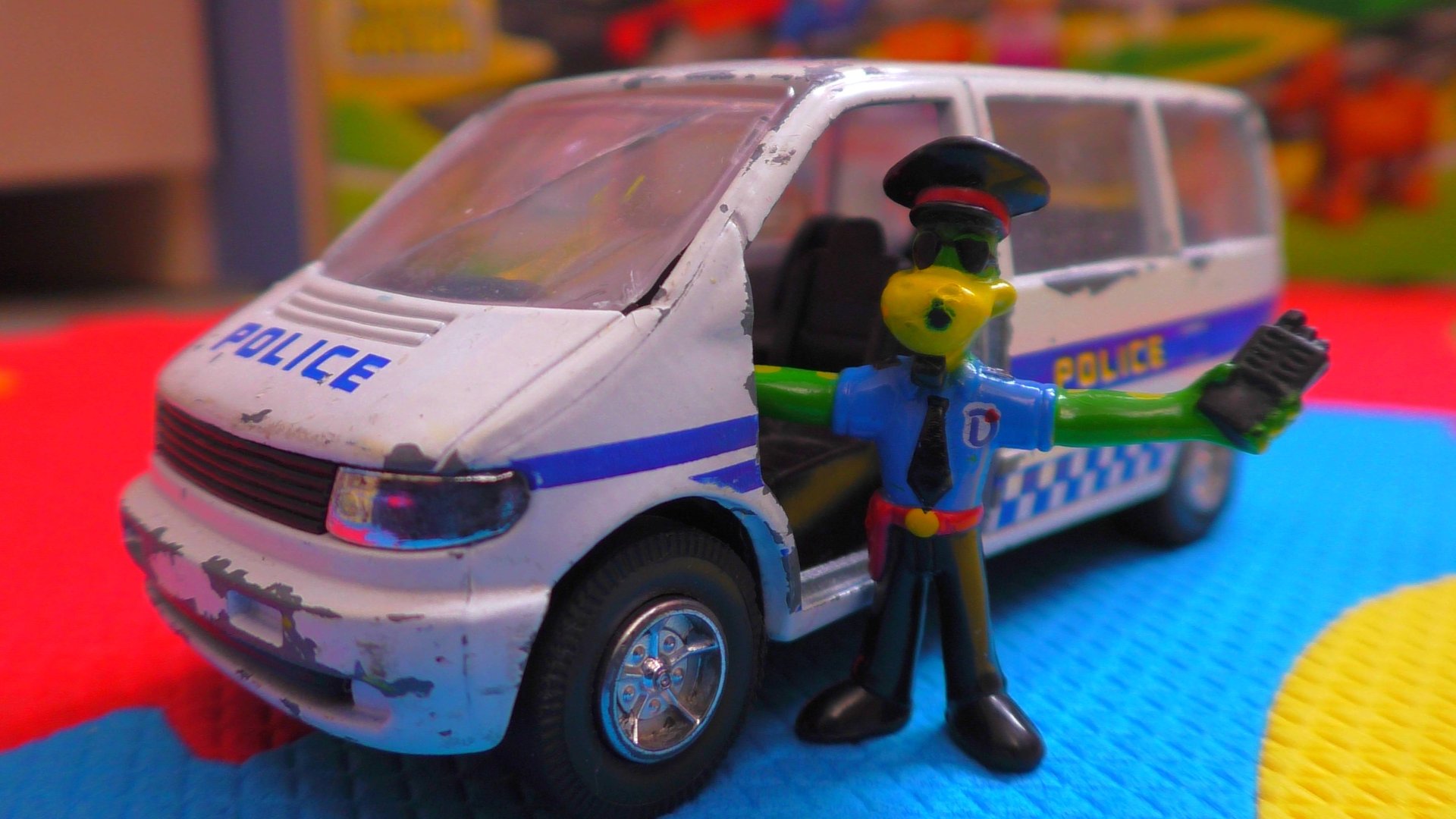 Играем в машинки Гонки машинок с авариями Разбитые машинки для детей разбивающие кирпичные башни