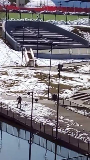 Последний снег. Сноубордист на реке Теребеньки (г.Чехов)