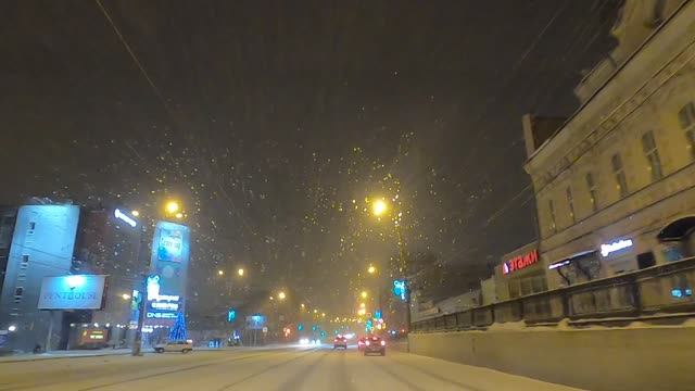 СНЕГ кружится
