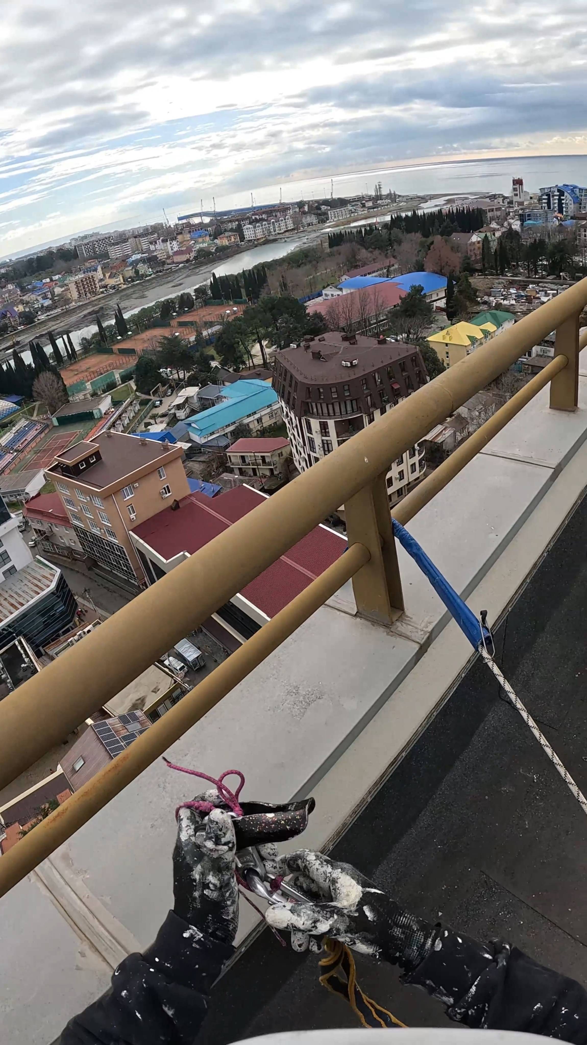 Выход с крыши высотки,  сидушка сразу      Промышленный альпинизм