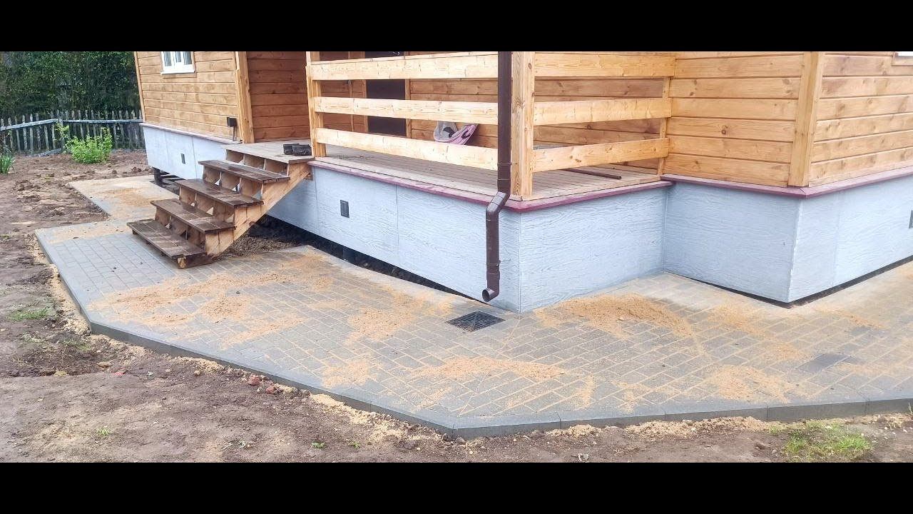 Устройство отмостки канализации и дренажа на участке. Мощение плитки и установка бортового камня.