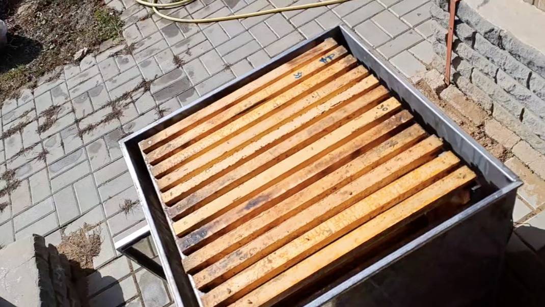 Стерилизую рамки. Ещё один мой экопринцип - нет стимуляциям пчелиных семей